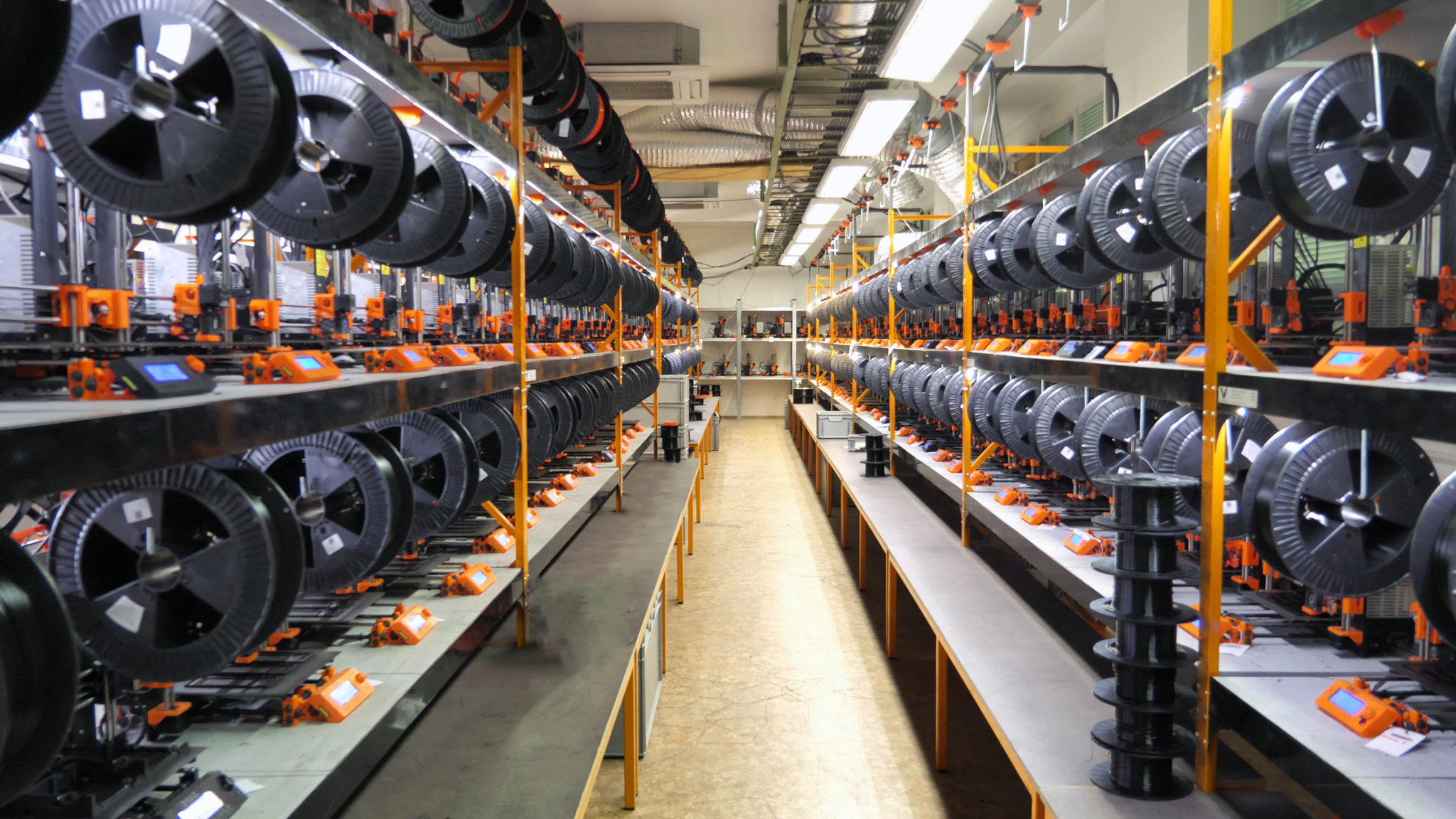 Tři stovky 3D tiskáren v jedné místnosti: Nová tisková farma Prusa ...